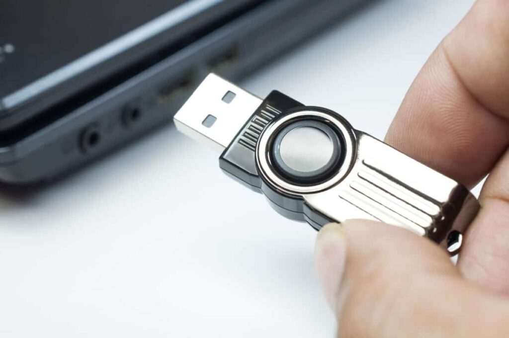 Thumb Drive vs Flash Drive: What’s the Difference, Which One Is Better ...