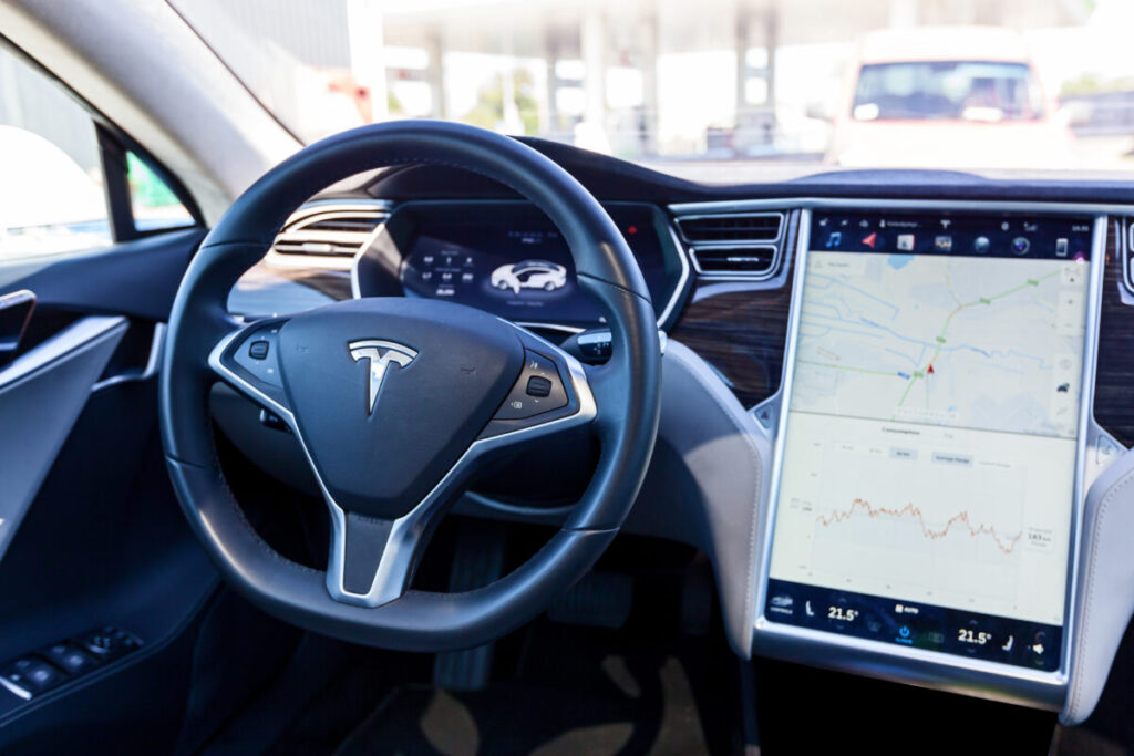 Tesla Autopilot vs. Full Self-Driving (FSD): What Are The Differences ...