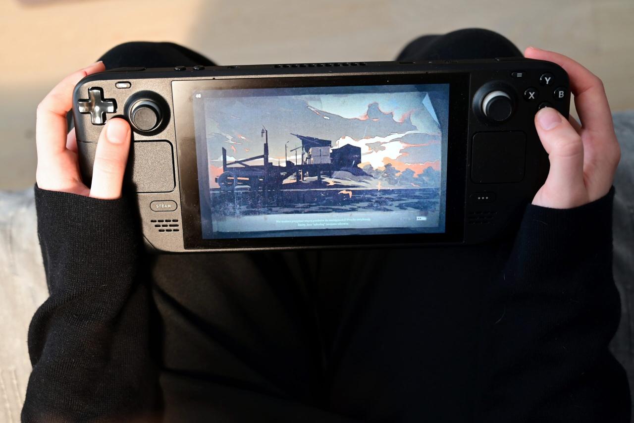 Steam Deck vs. Gaming Laptop: Which One Makes More Sense? - Greenlit ...